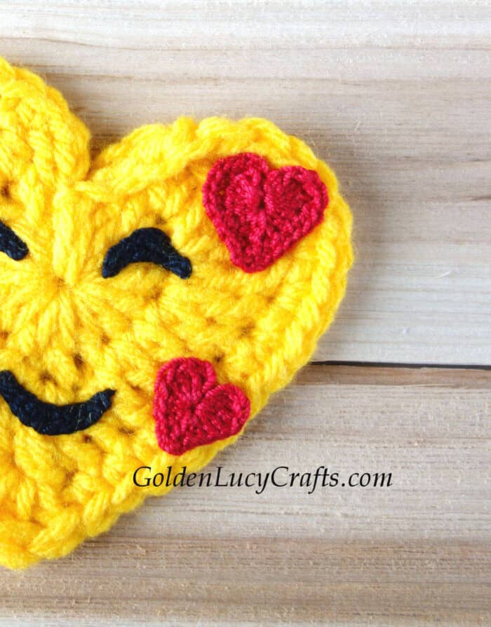 Crochet Smiling Face With Hearts - GoldenLucyCrafts