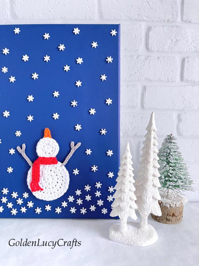 Crochet Wall Art, Snowman Catching Snowflakes - GoldenLucyCrafts