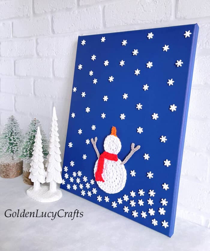 Crochet Wall Art, Snowman Catching Snowflakes - GoldenLucyCrafts