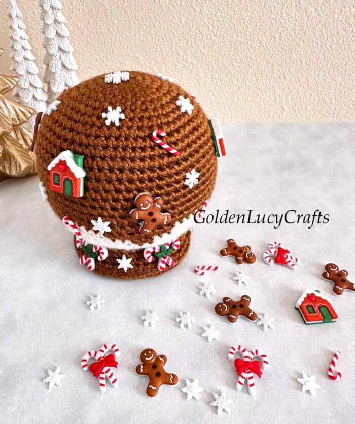 Crochet Gingerbread Snow Globe - GoldenLucyCrafts